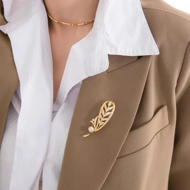 Brosa aurie, in forma de frunza, decorata cu zirconiu si perla ...