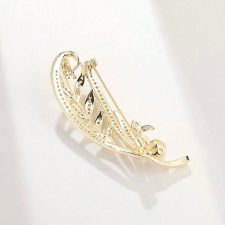 Brosa aurie, in forma de frunza, decorata cu zirconiu si perla ...