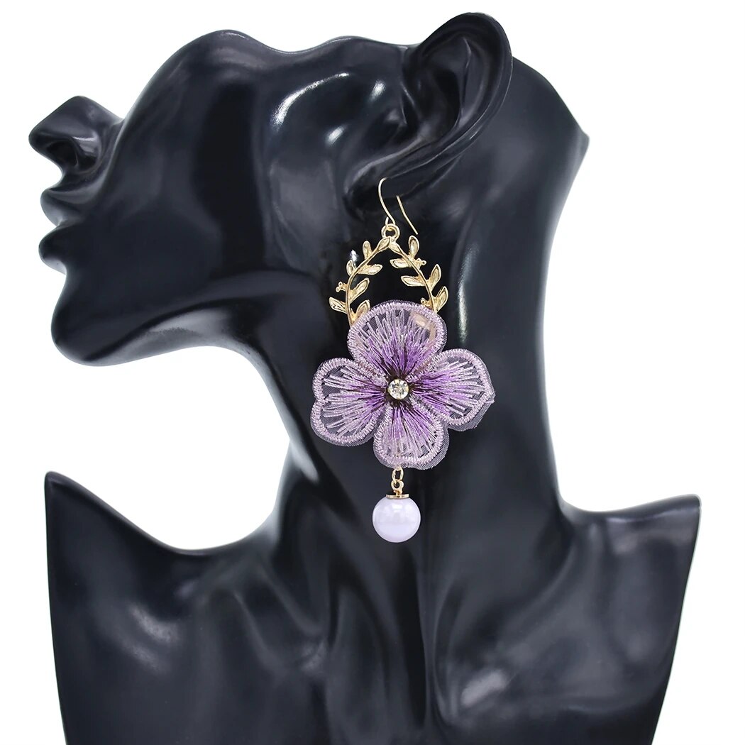 Cercei mov lila, cu montura aurie si model floral dantelat, Taissa ...