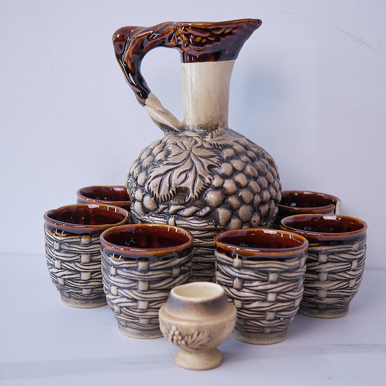 Set Traditional cu ulcior si sase cesti din ceramica, Bej, Capacitate ...