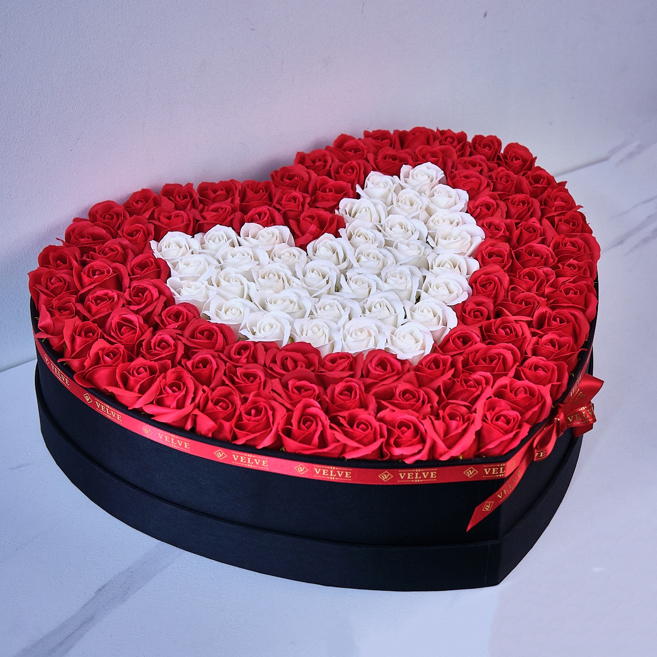 Aranjament floral, cutie satinata in forma de inima cu 115 trandafiri de sapun, Rosu cu centrul ...