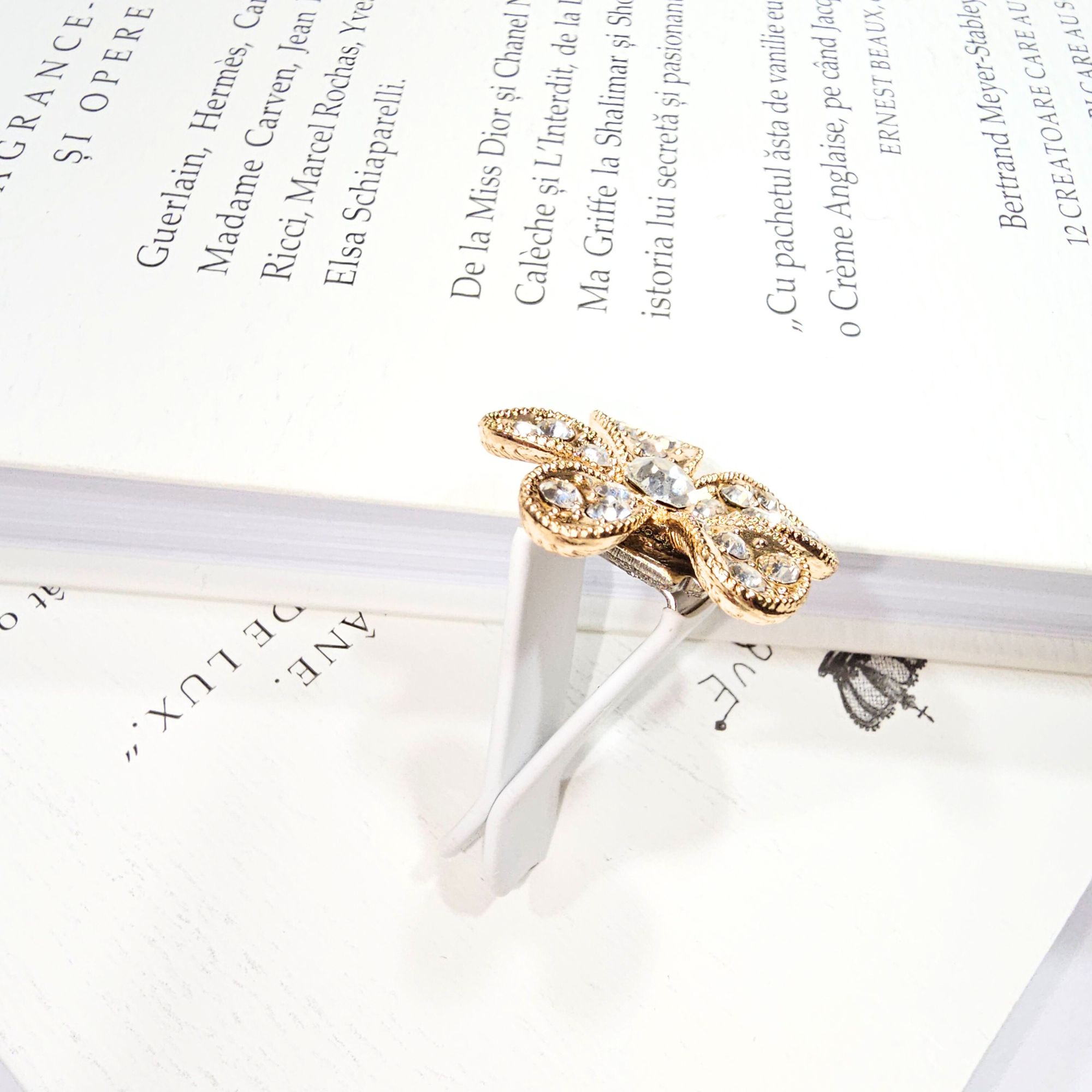 Clips pentru bord auto in forma de floare aurie cu strasuri - eMAG.ro