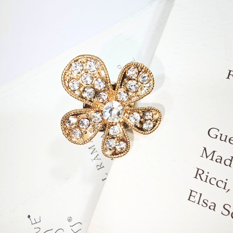 Clips pentru bord auto in forma de floare aurie cu strasuri - eMAG.ro