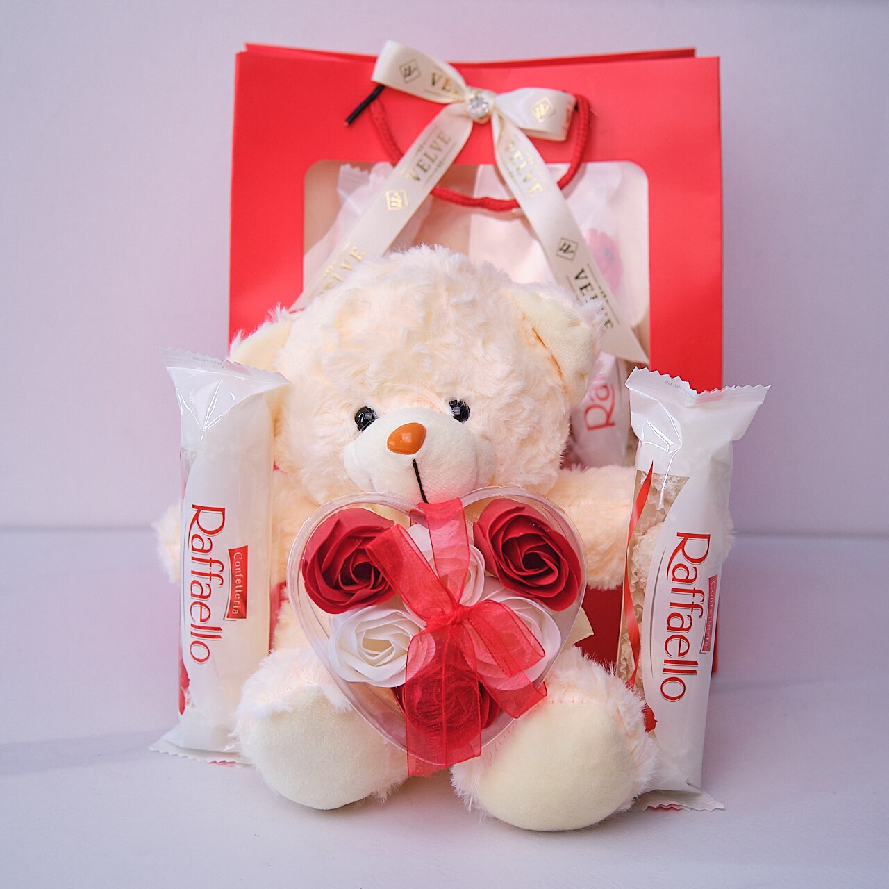 Set cadou Special Valentine, cu ursulet de plus, trandafiri din sapun ...