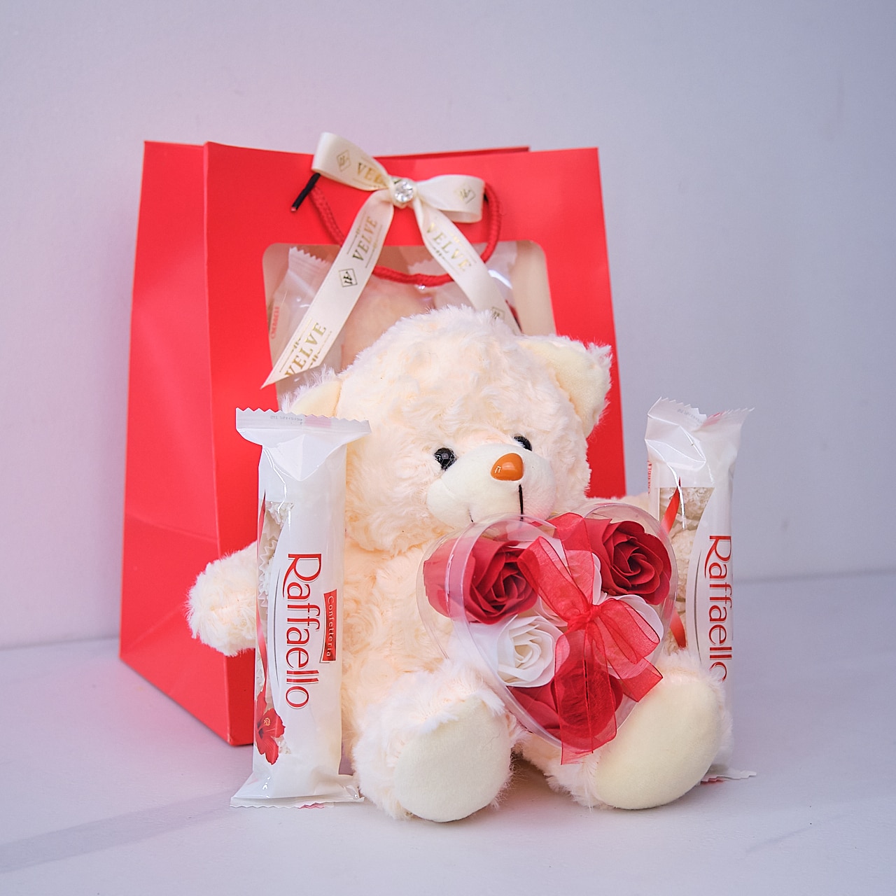 Set cadou Special Valentine, cu ursulet de plus, trandafiri din sapun ...