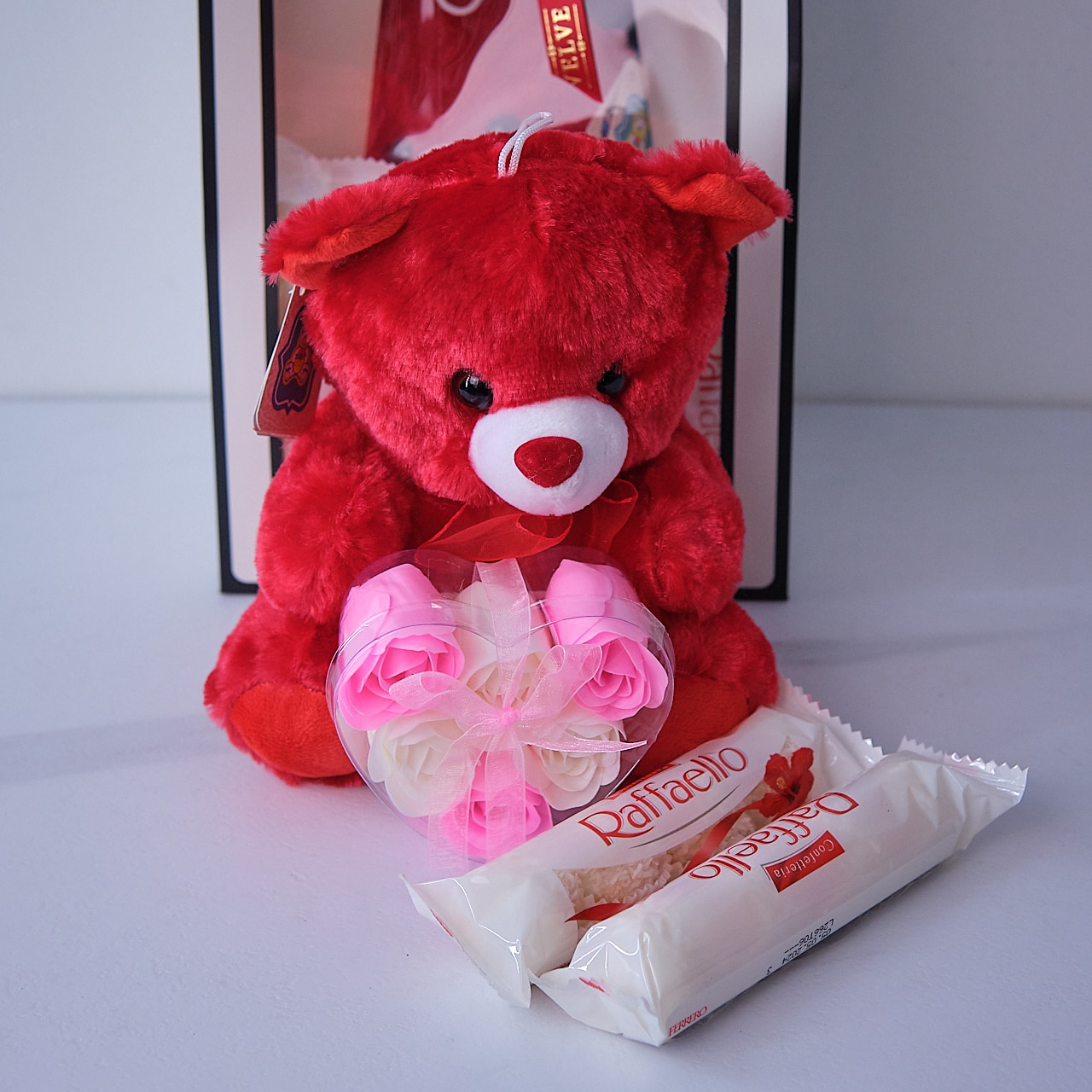 Set cadou Special Valentine, cu ursulet de plus, trandafiri din sapun ...