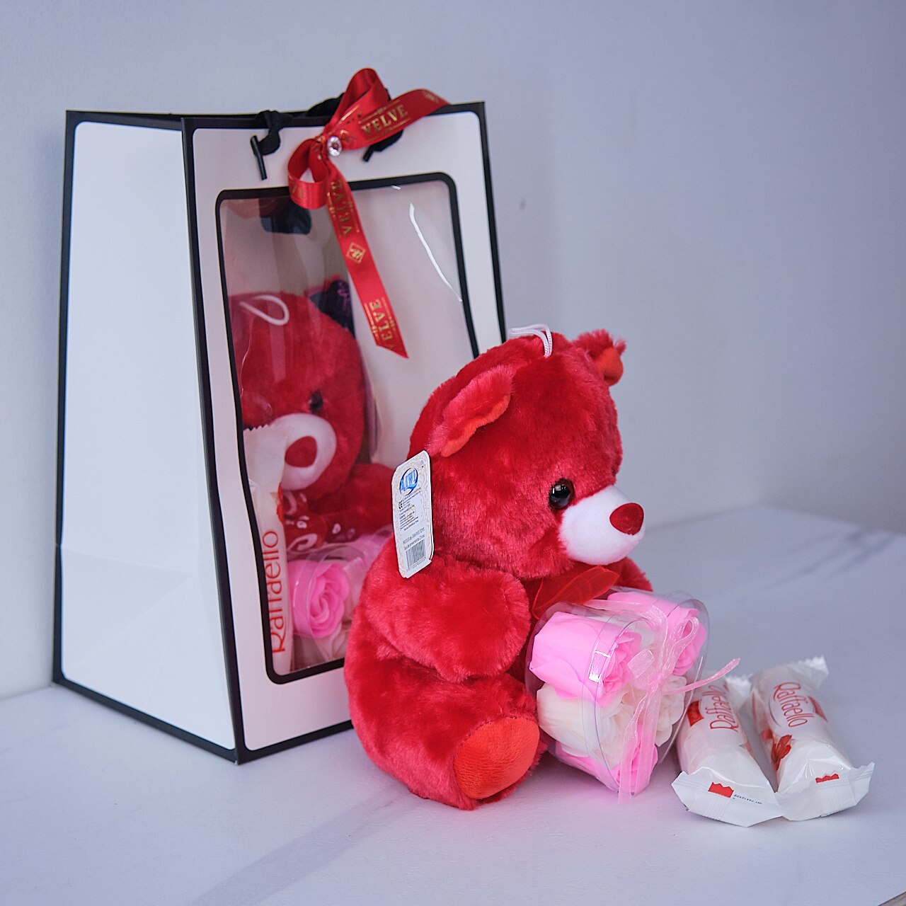 Set cadou Special Valentine, cu ursulet de plus, trandafiri din sapun ...