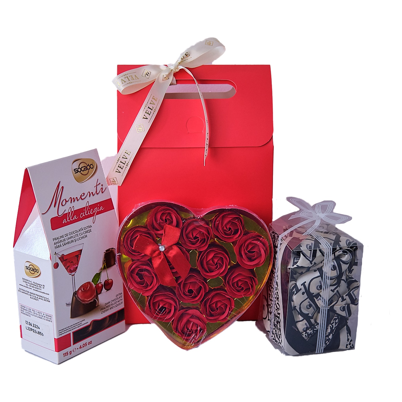 Pachet cadou Chocolate Heart, inima cu trandafiri de sapun, praline de ...