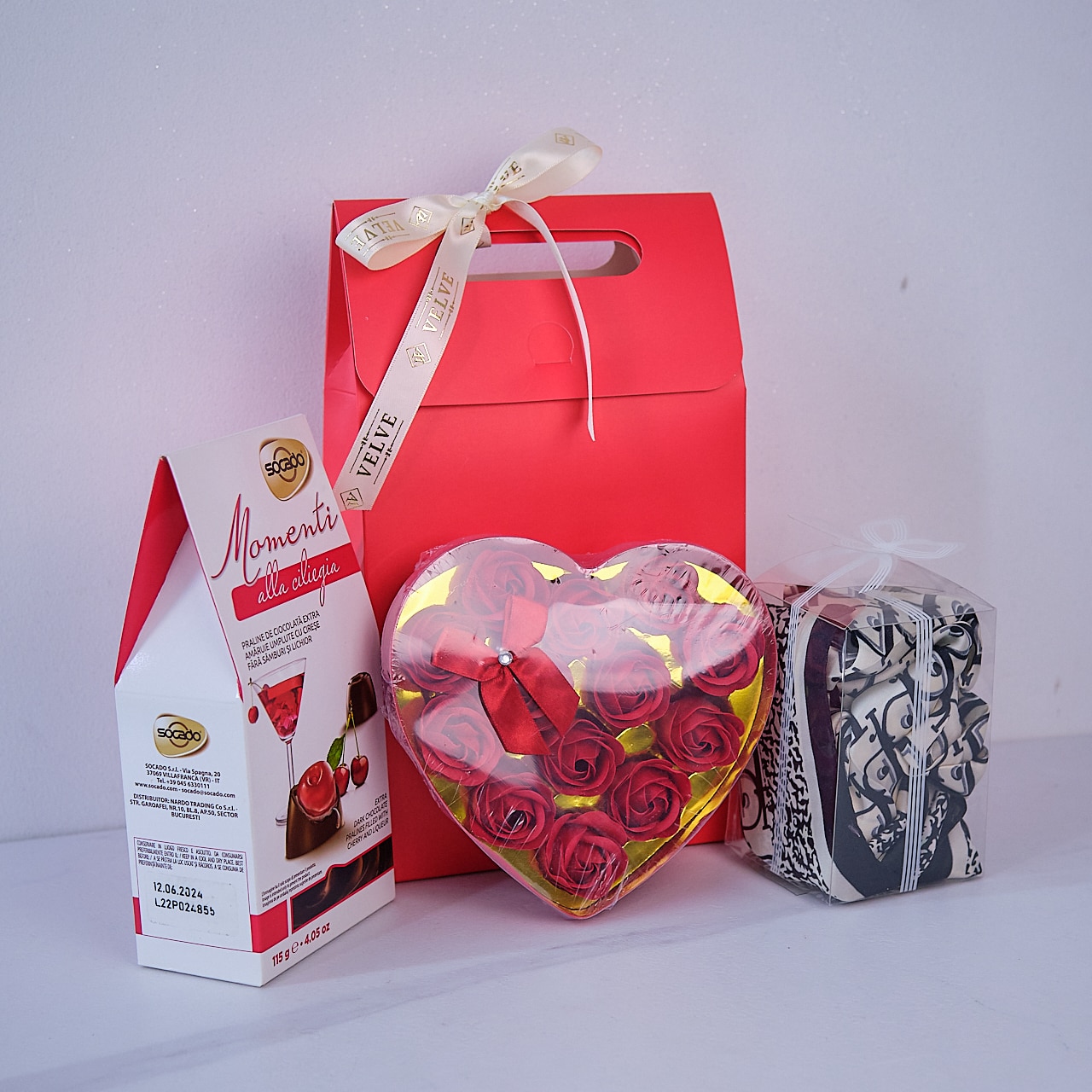 Pachet cadou Chocolate Heart, inima cu trandafiri de sapun, praline de ...