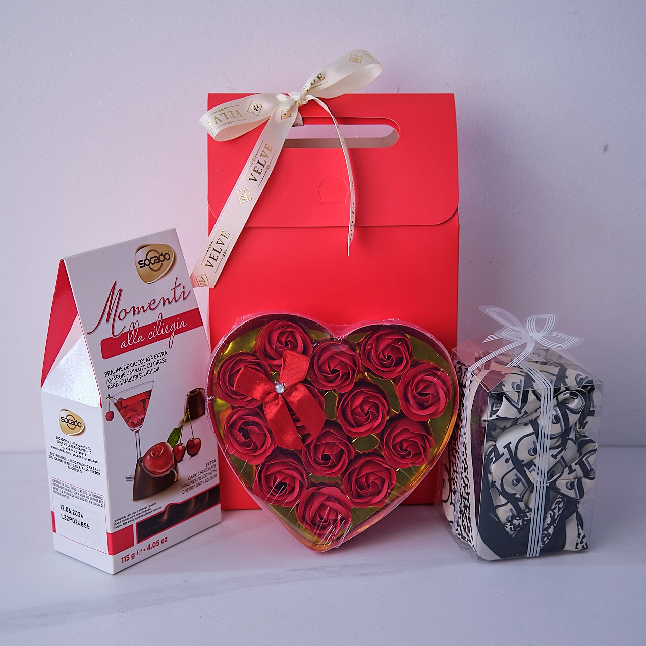 Pachet cadou Chocolate Heart, inima cu trandafiri de sapun, praline de ...