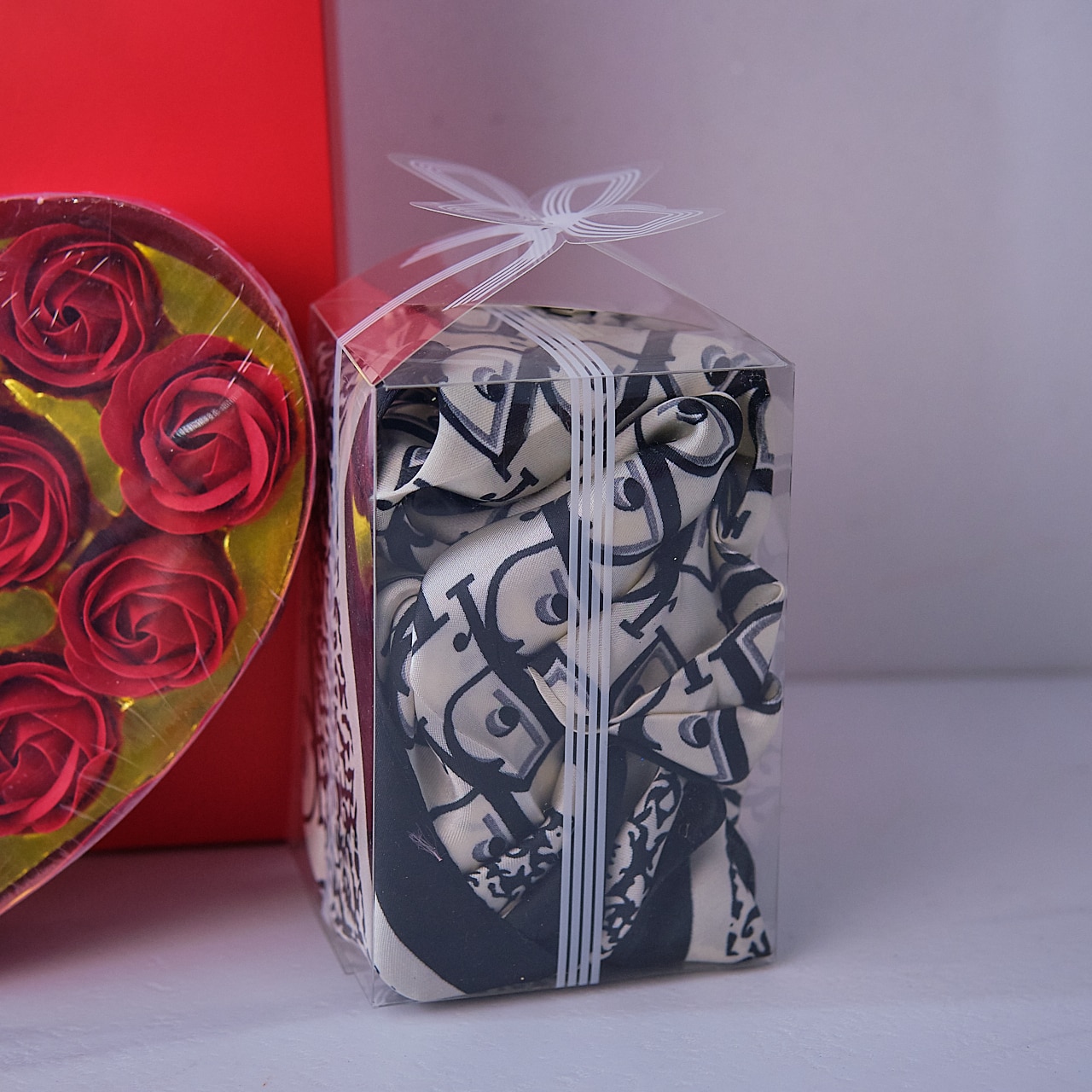 Pachet cadou Chocolate Heart, inima cu trandafiri de sapun, praline de ...