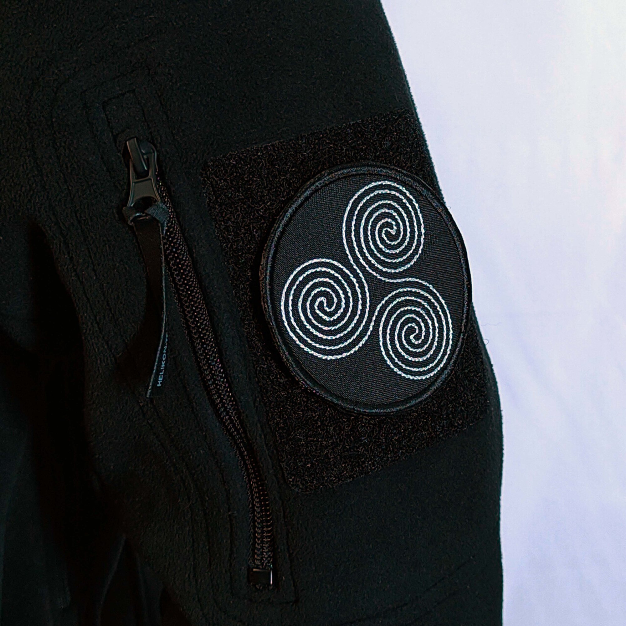Petic brodat - Simbol triskelion model 2, alb negru, 8x8 cm - eMAG.ro