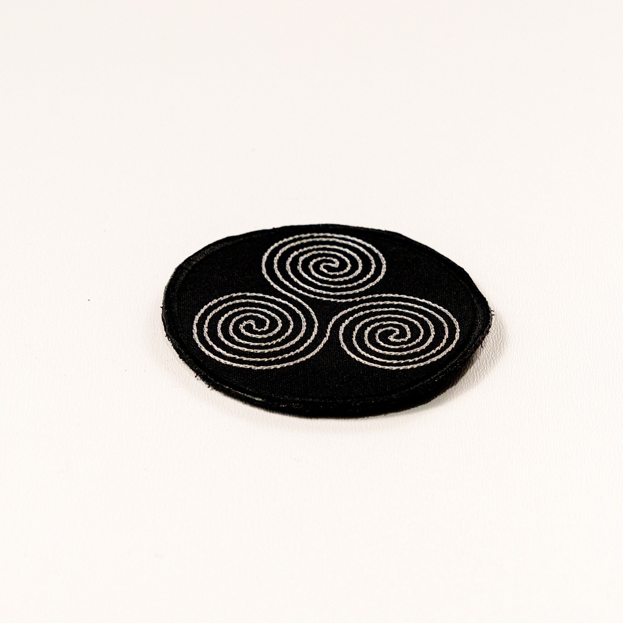 Petic brodat - Simbol triskelion model 2, alb negru, 8x8 cm - eMAG.ro