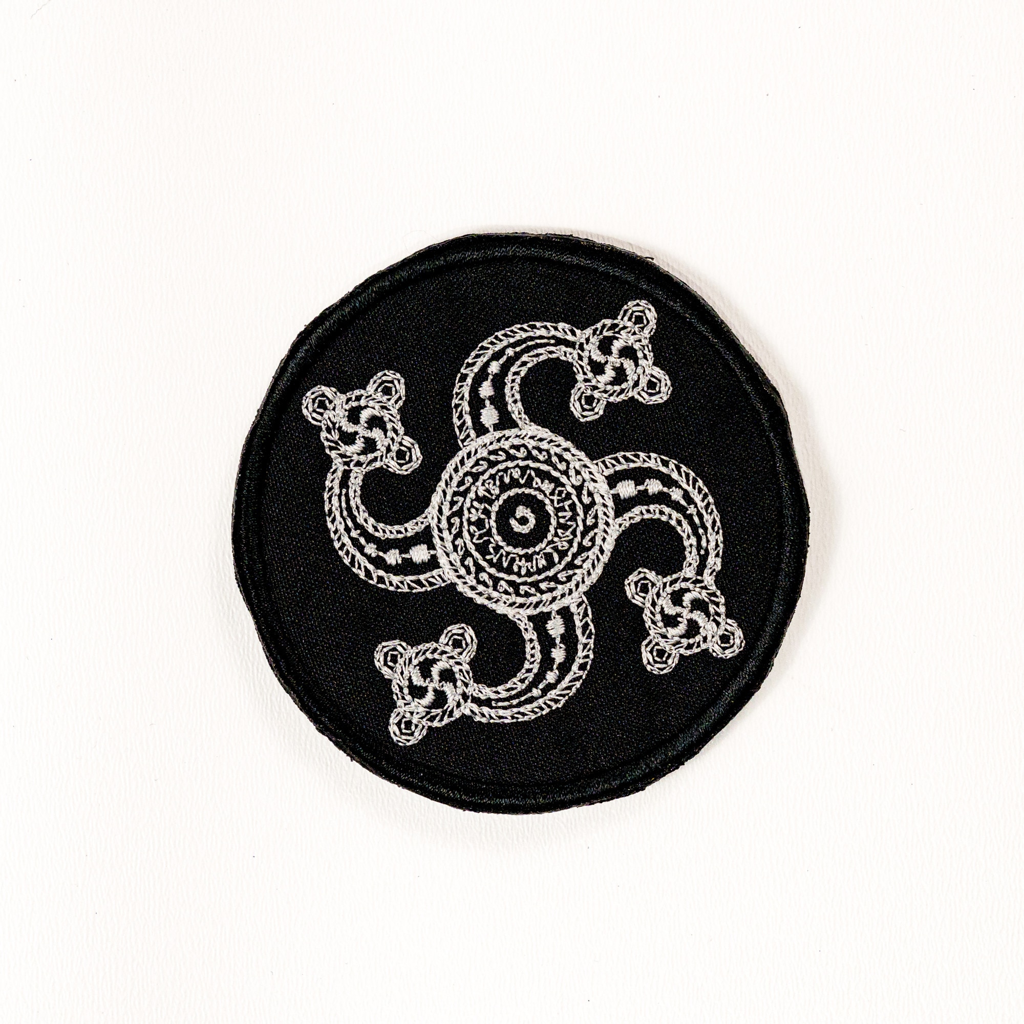 Бродирана кръпка - гето-дакийски соларен символ, черно и бяло, 8х8 см ...