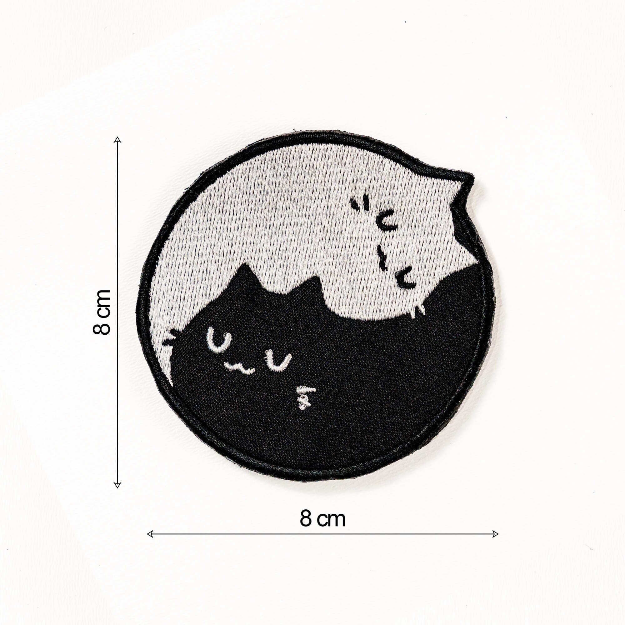 Petic brodat - Pisici ying yang, alb negru, 8x8 cm - eMAG.ro