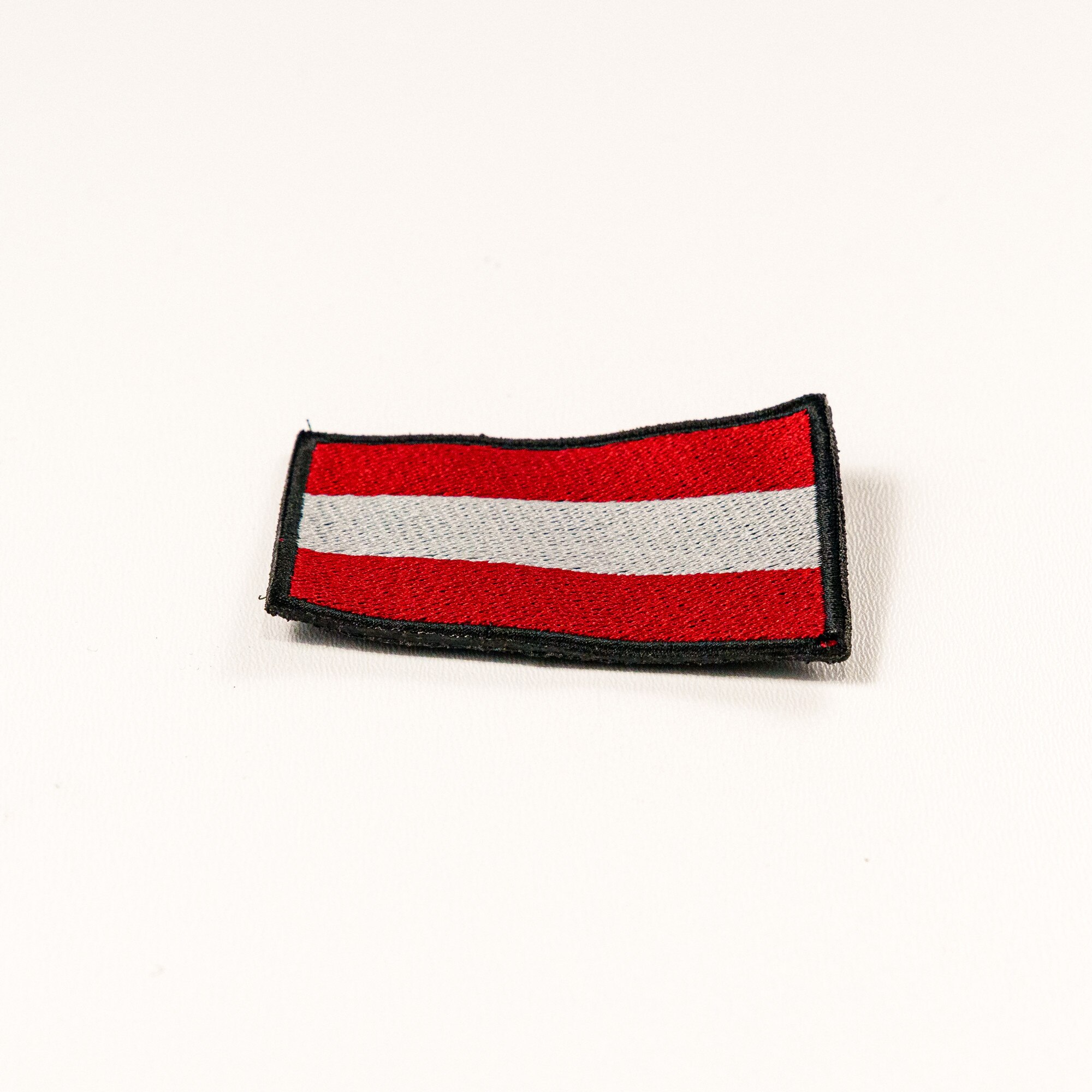 Petic brodat - Steag Austria cu margine neagra, 8x5 cm - eMAG.ro