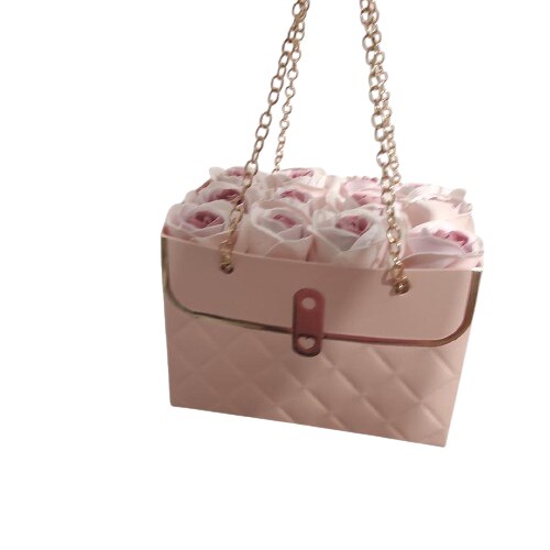 Aranjament floral cu trandafiri de sapun, parfumati, bicolori in nuante ...