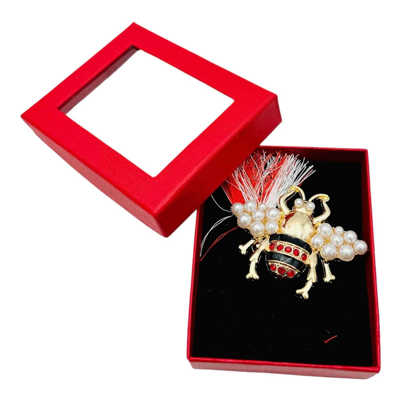 Brosa Martisor Albina Stilizata cu Perle Albe, ambalata in cutie rosie ...