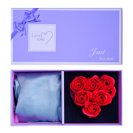 Set elegant Love Rose, cutie cu 6 trandafiri rosii din sapun si esarfa ...
