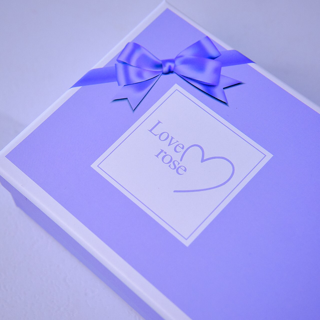 Set elegant Love Rose, cutie cu 6 trandafiri rosii din sapun si esarfa ...