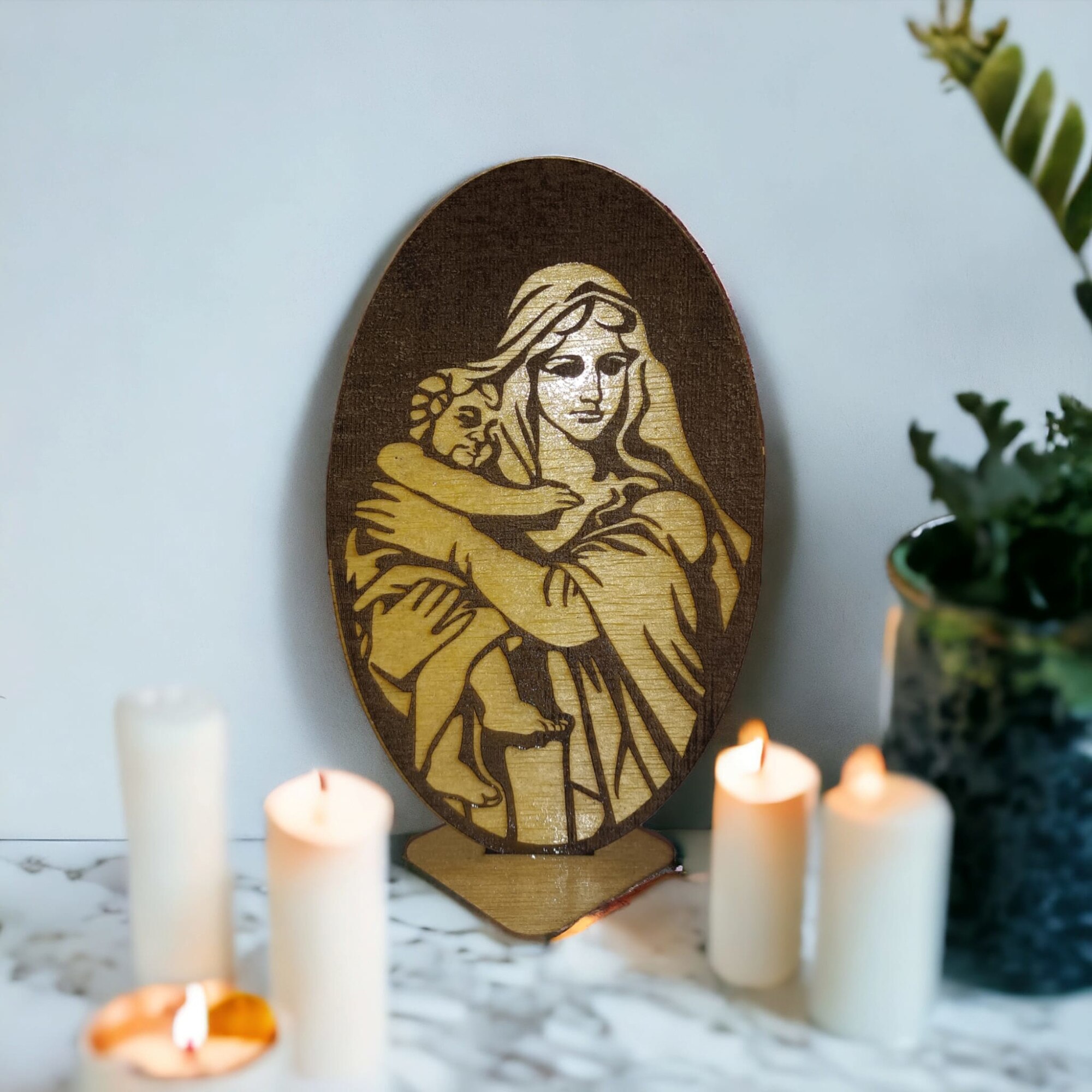 Icoana Maria cu Pruncul gravata pe lemn de mesteacan 18 x 10 cm - eMAG.ro