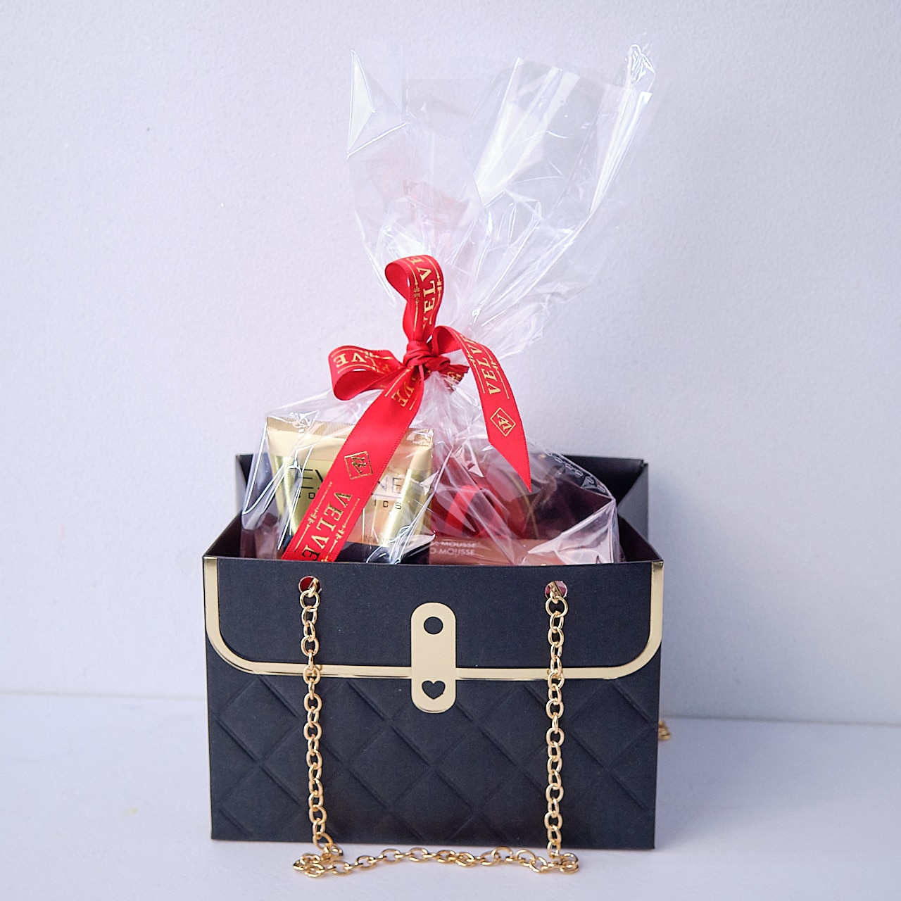 Pachet cadou Tenderness, cu brosa martisor fluture, crema pentru maini ...