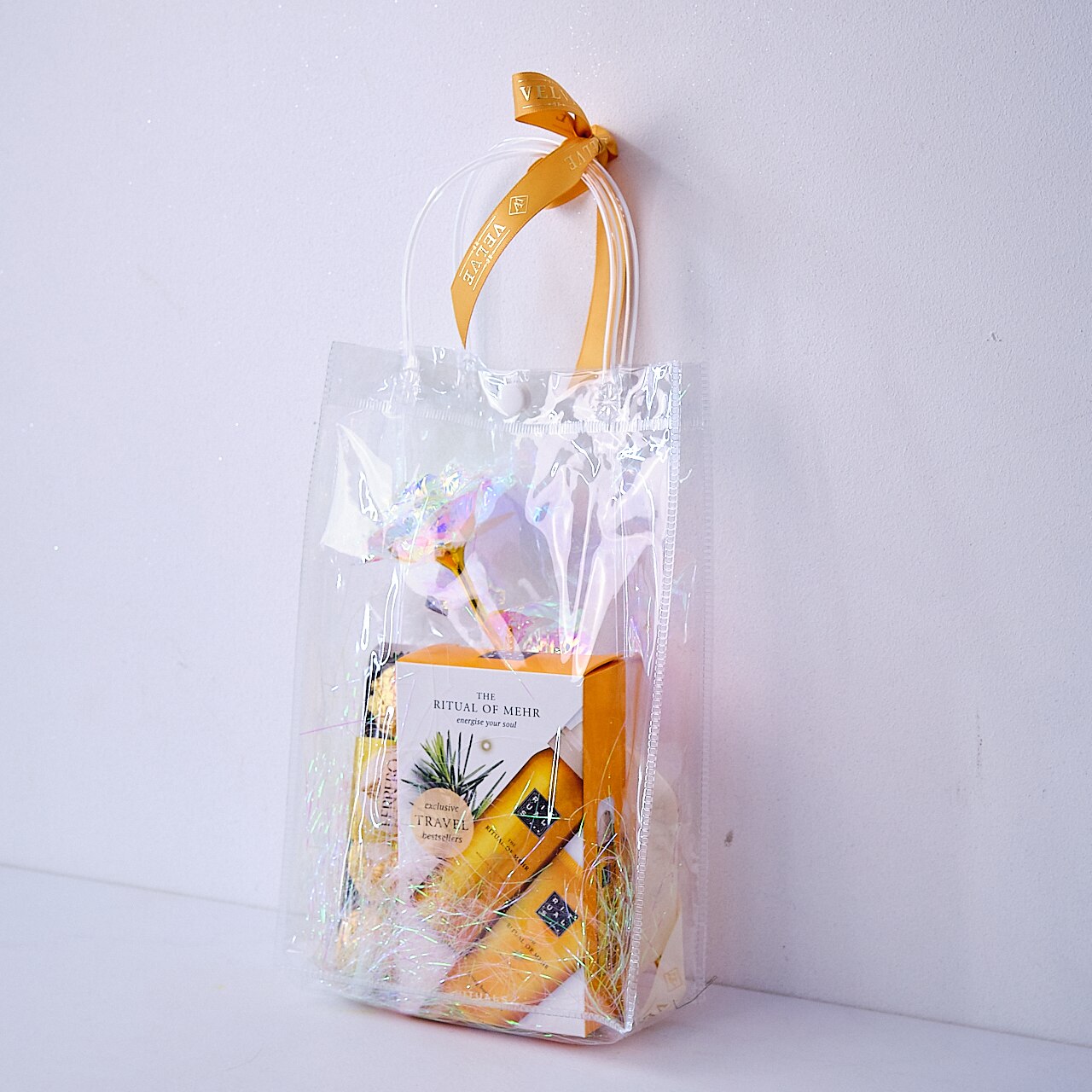 Pachet cadou Tenderness, cu set Travel The Ritual of Mehr(crema de corp ...