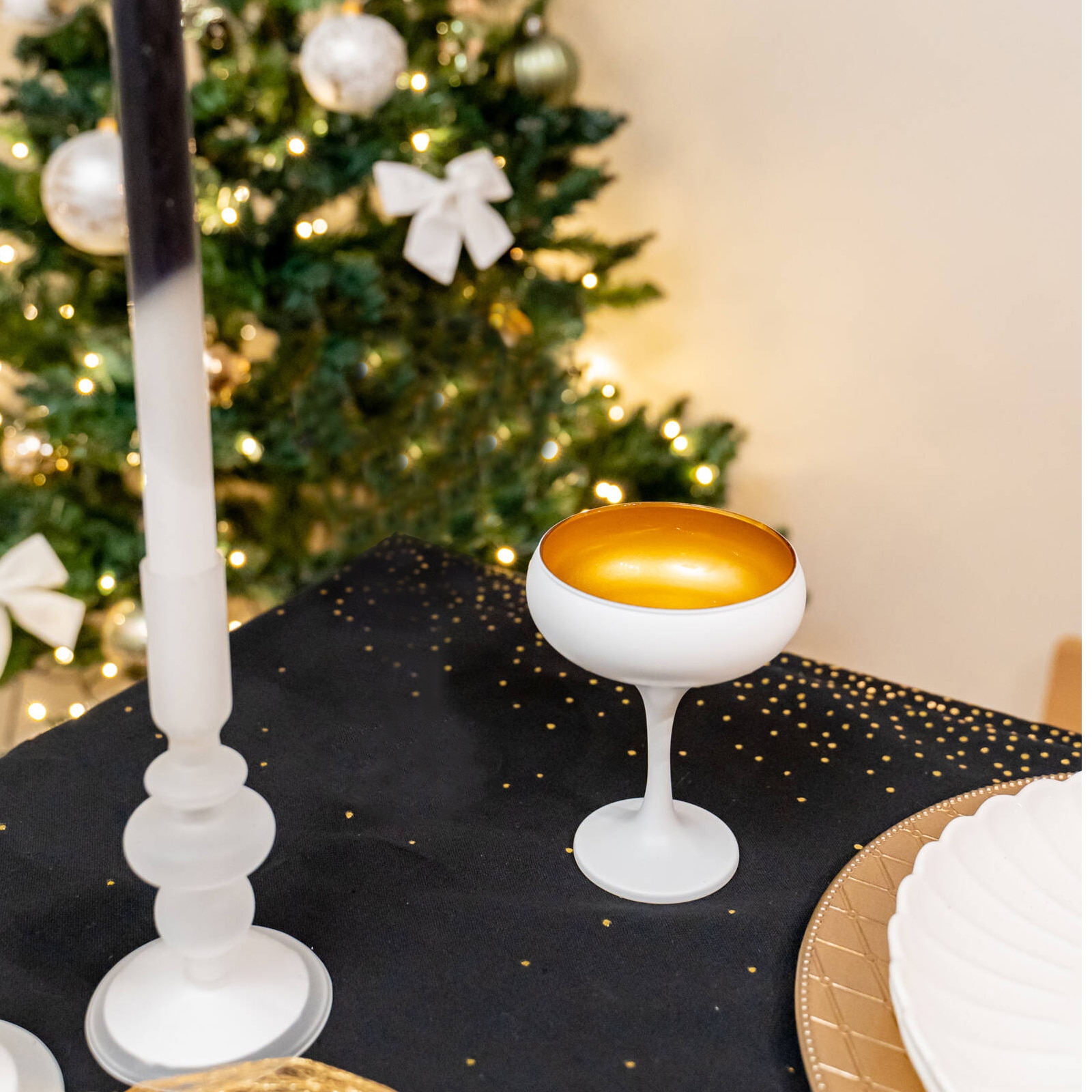 Set 6 pahare cu picior pentru sampanie, cocktail, alb mat, interior ...