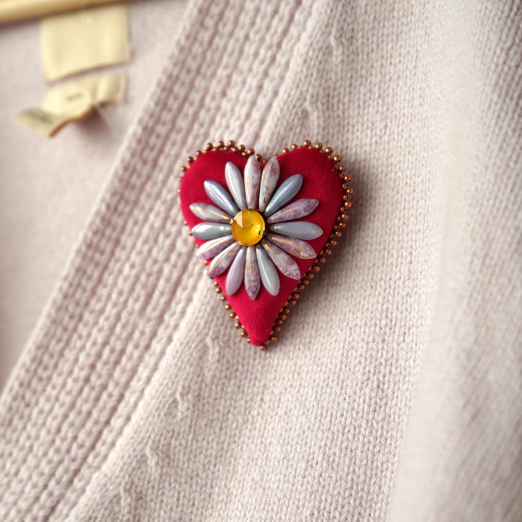 Brosa Inima brodata din Catifea Fuchsia, cu broderie Floare - eMAG.ro