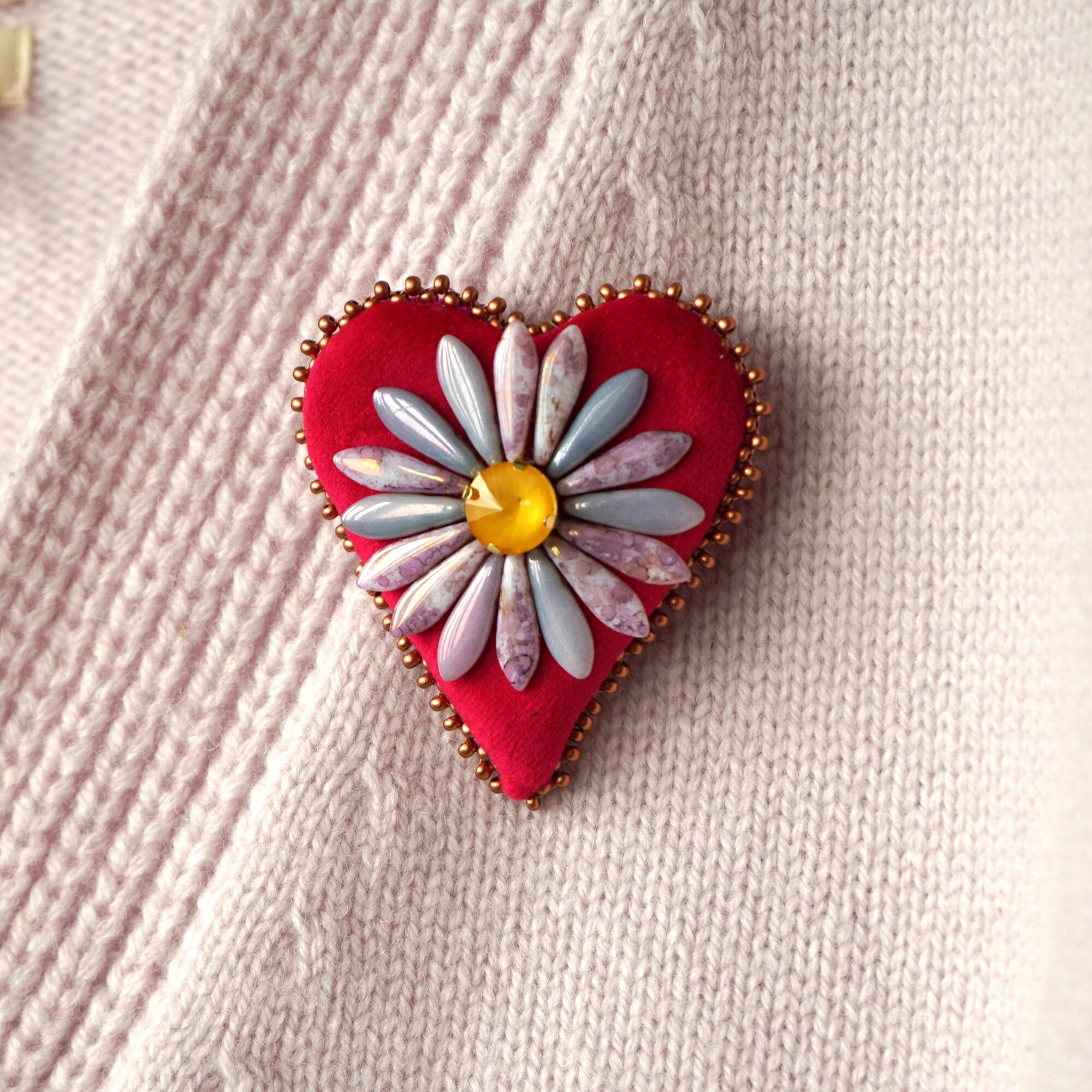 Brosa Inima brodata din Catifea Fuchsia, cu broderie Floare - eMAG.ro