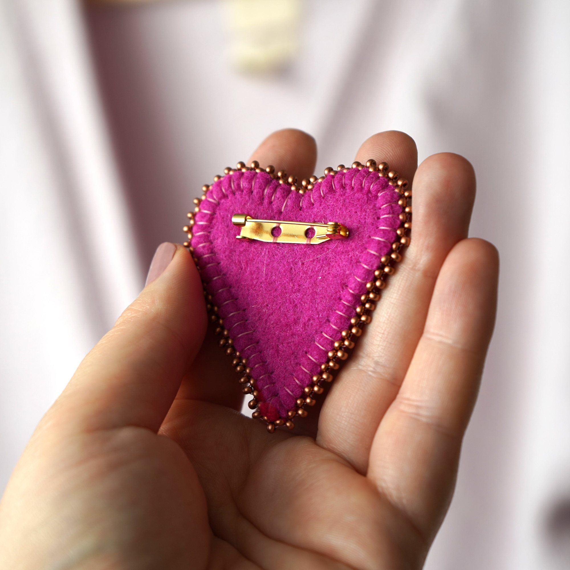 Brosa Inima brodata din Catifea Fuchsia, cu broderie Floare - eMAG.ro