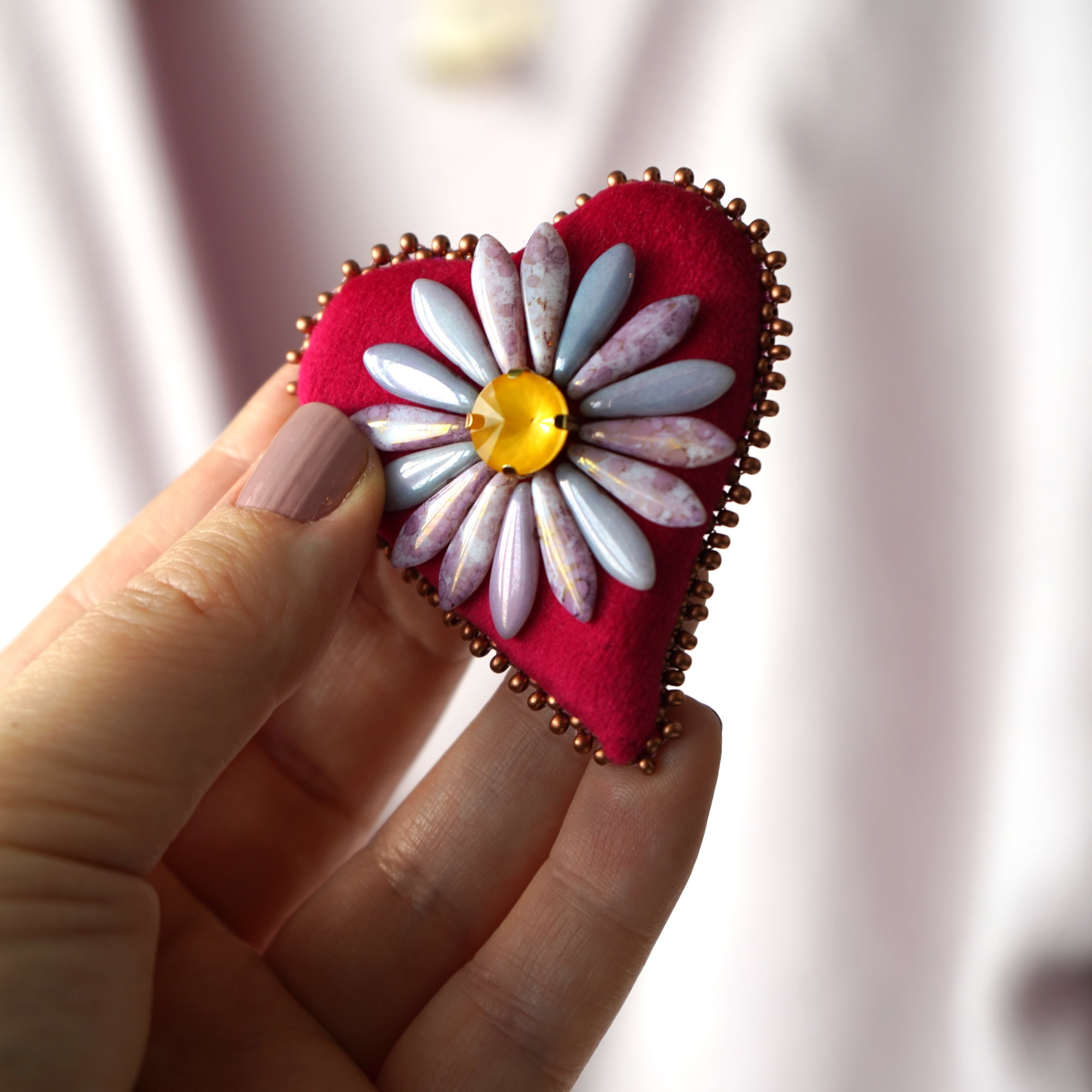 Brosa Inima brodata din Catifea Fuchsia, cu broderie Floare - eMAG.ro