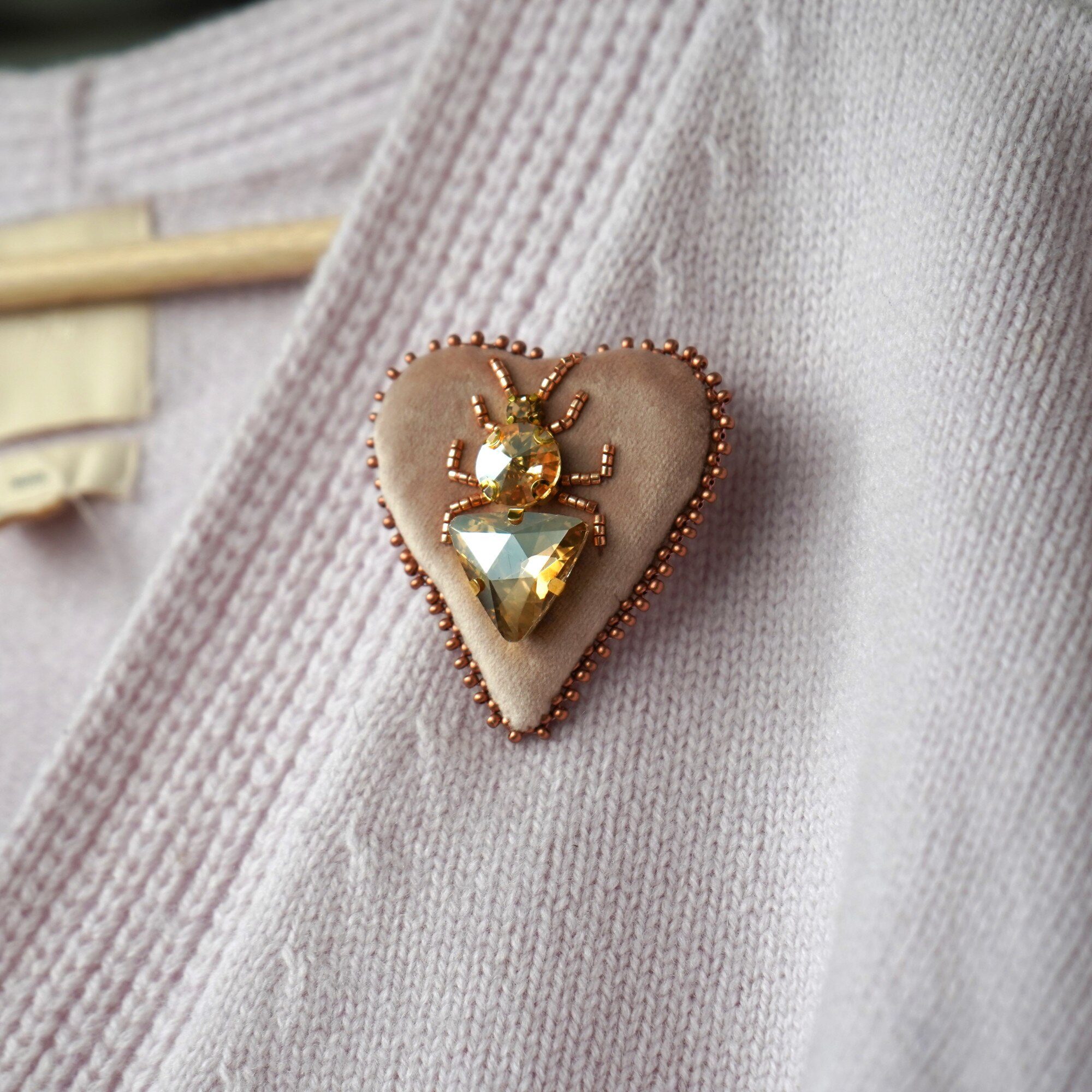 Brosa Inima brodata din Catifea Bej, cu Broderie Insecta - eMAG.ro