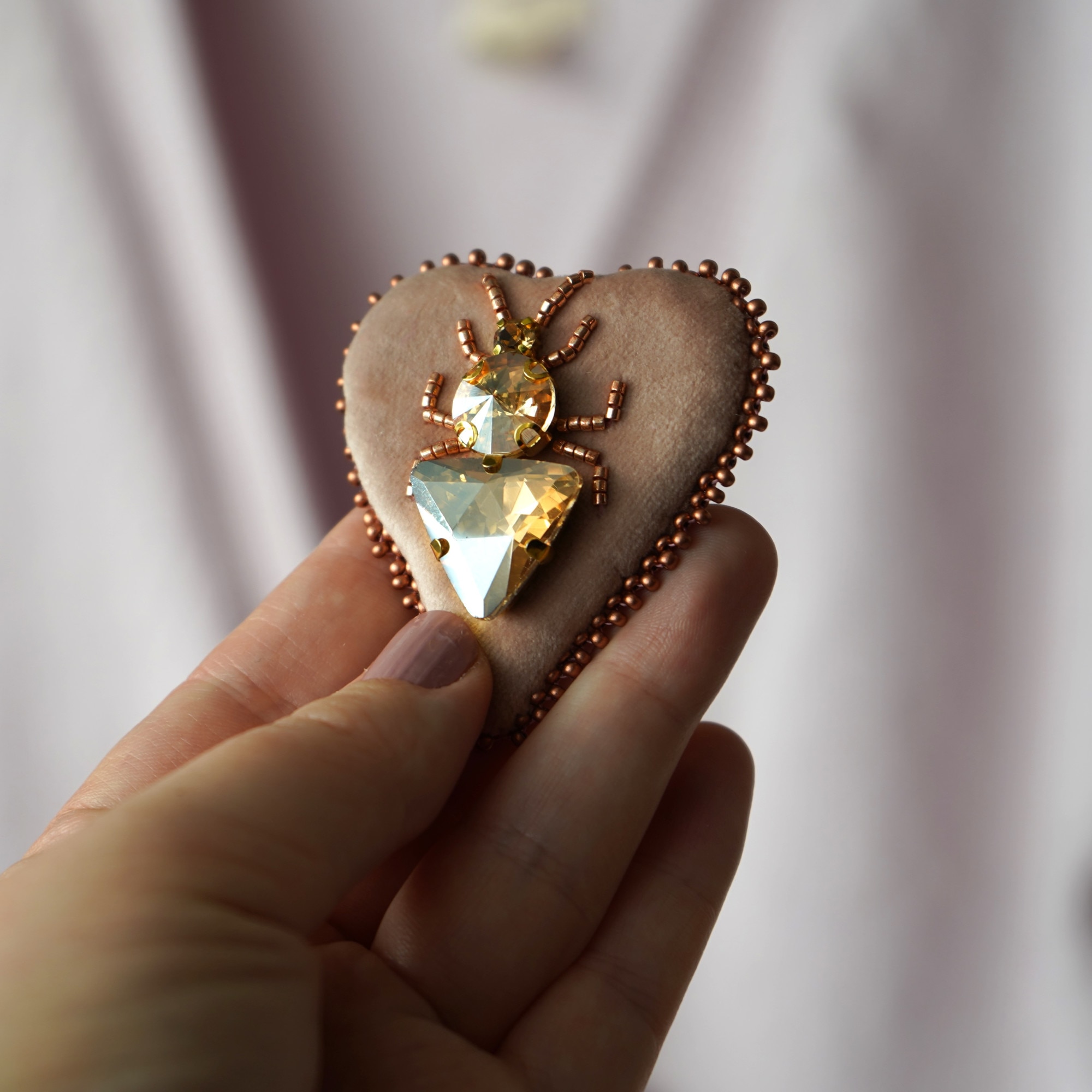 Brosa Inima brodata din Catifea Bej, cu Broderie Insecta - eMAG.ro