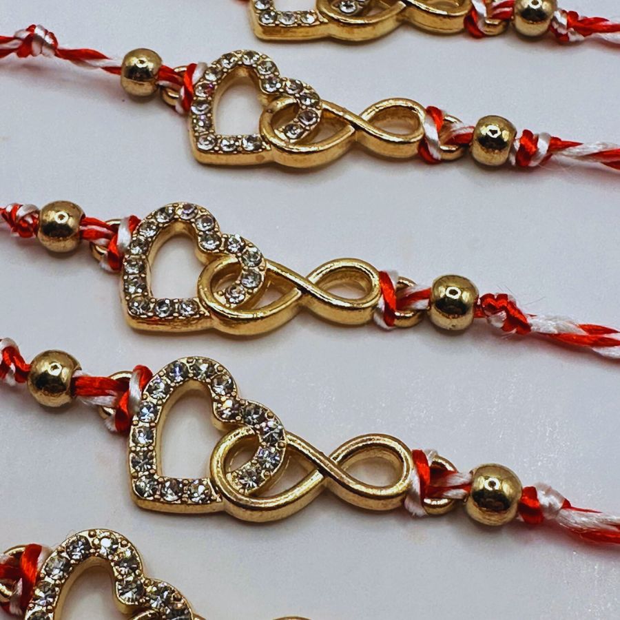 Set 12 martisoare tip bratara inima cu pietricele impachetate ...