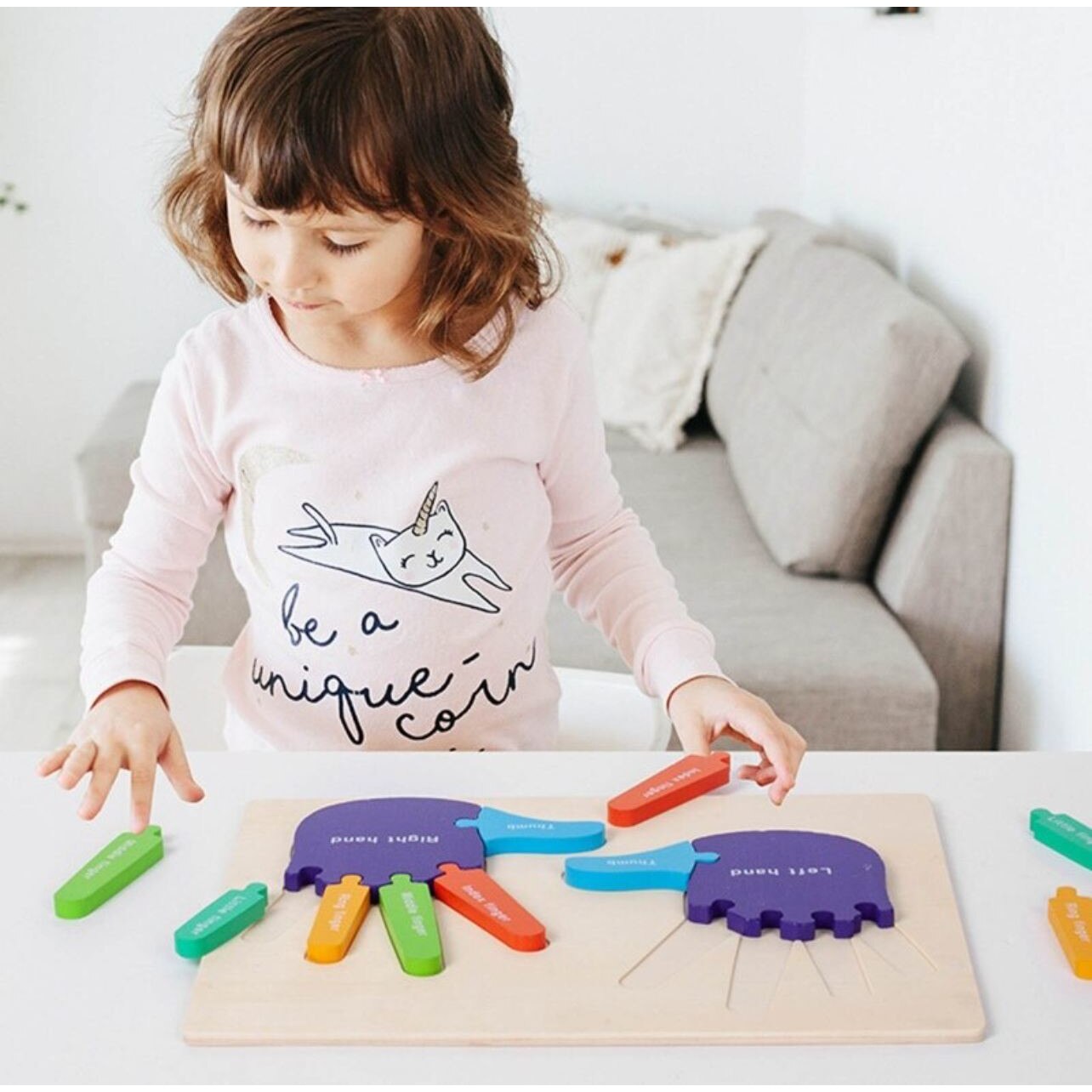 Joc cognitiv - mainile, din lem colorat - eMAG.ro