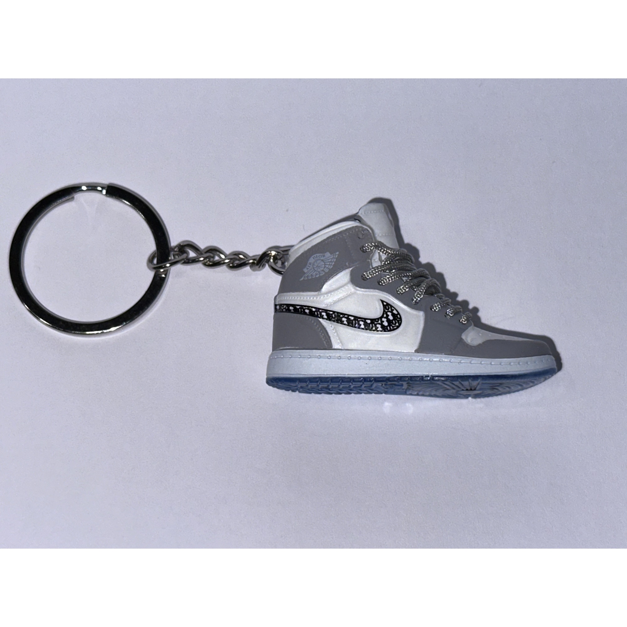 Breloc pentru chei, Nike Jordan 1 High, Air Dior, Alb-Gri - eMAG.ro