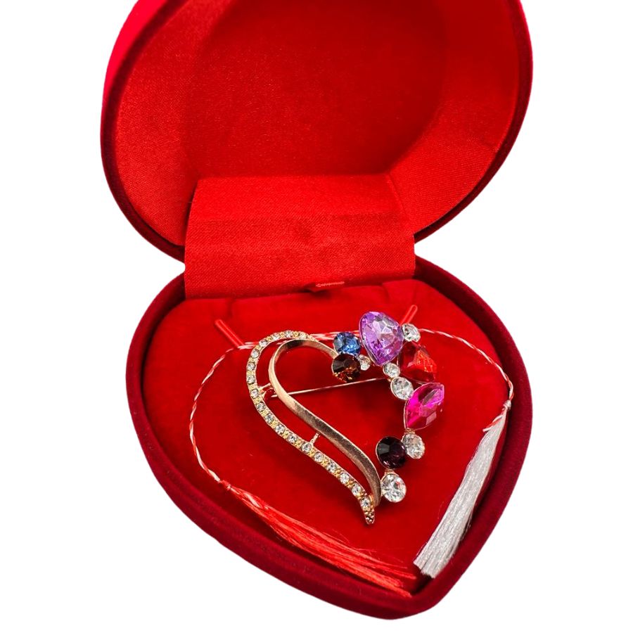 Martisor brosa in cutie rosie de catifea tip inima 8 x 8 cm model inima ...