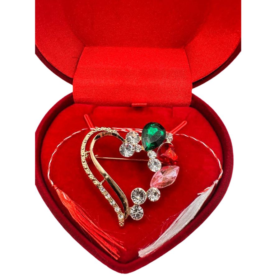Martisor brosa in cutie rosie de catifea tip inima 8 x 8 cm model inima ...