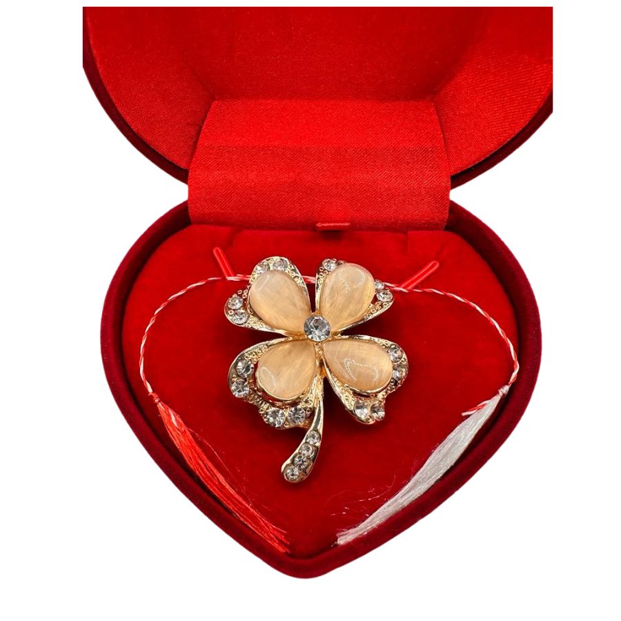 Martisor brosa in cutie rosie de catifea tip inima 8 x 8 cm model ...