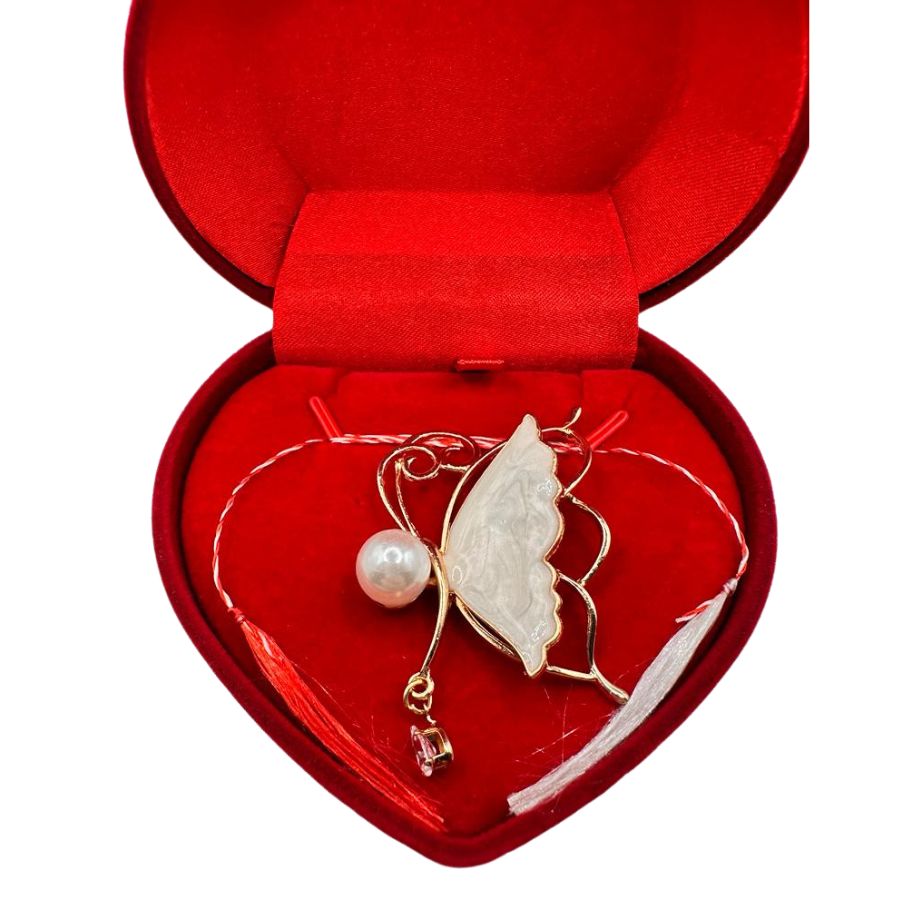 Martisor brosa in cutie rosie de catifea tip inima 8 x 8 cm model ...