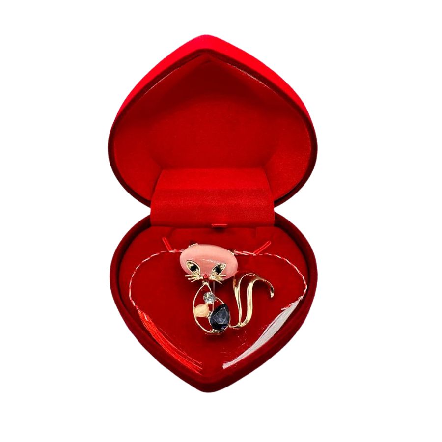 Martisor brosa in cutie rosie de catifea tip inima 8 x 8 cm model ...