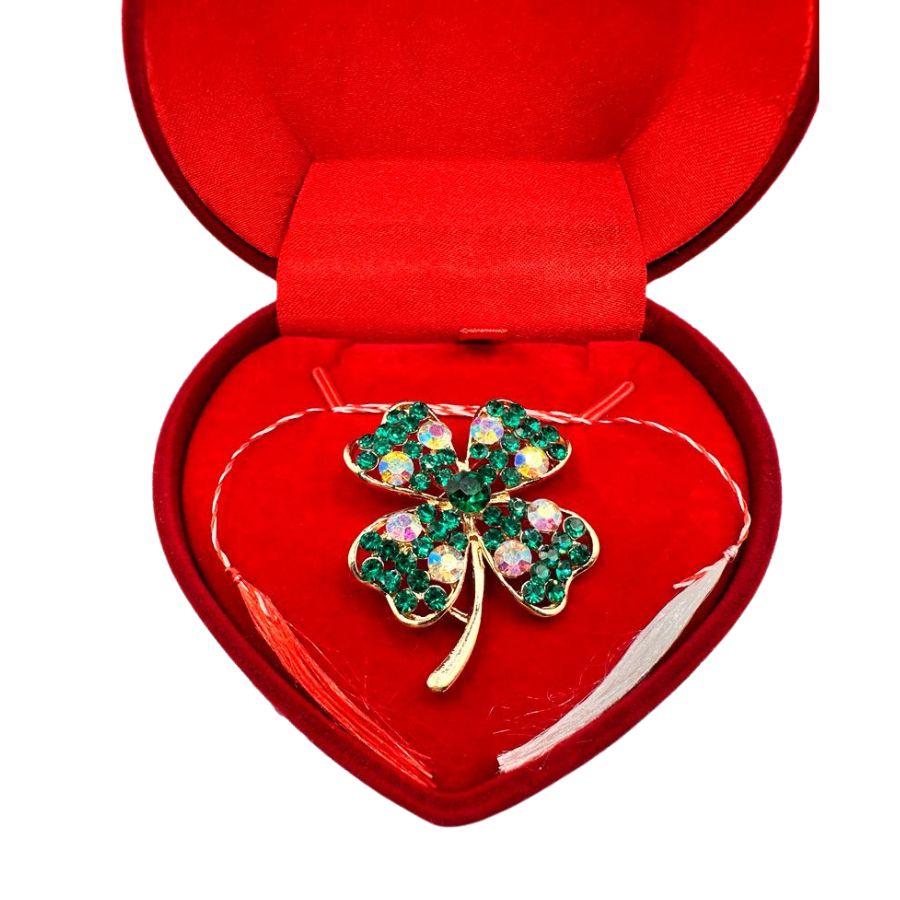 Martisor brosa in cutie rosie de catifea tip inima 8 x 8 cm model ...