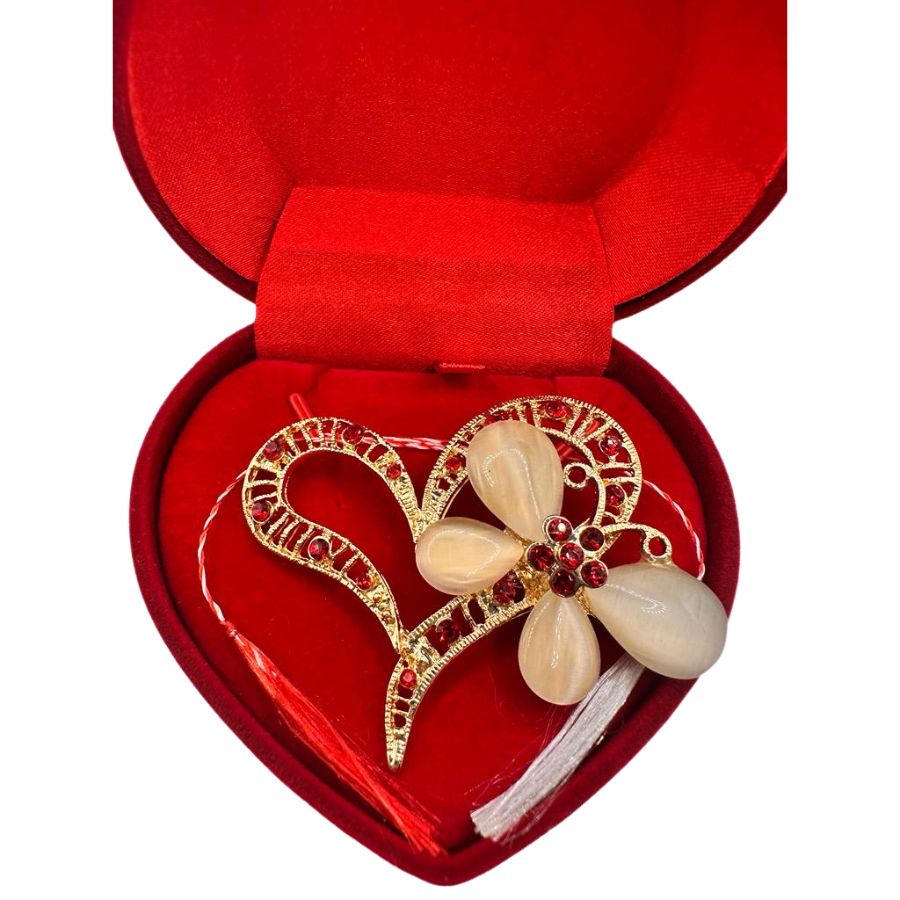Martisor brosa in cutie rosie de catifea tip inima 8 x 8 cm model inima ...