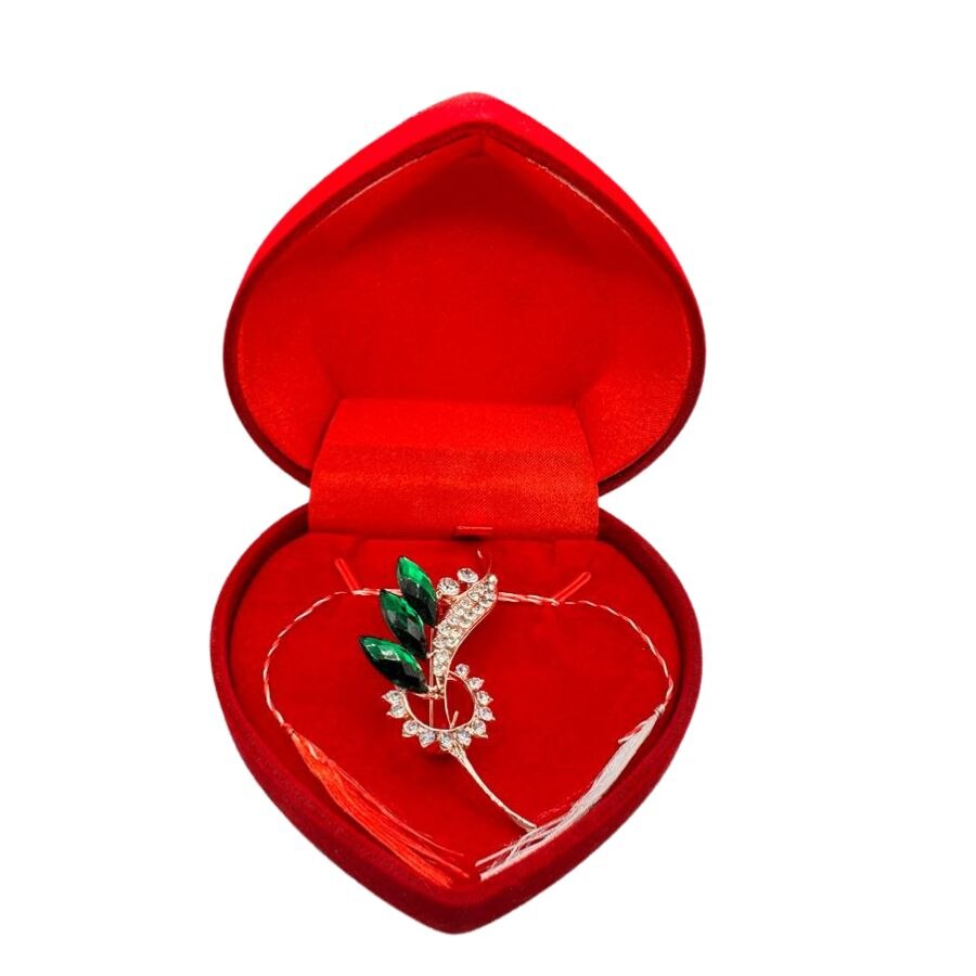 Martisor brosa in cutie rosie de catifea tip inima 8 x 8 cm model ...
