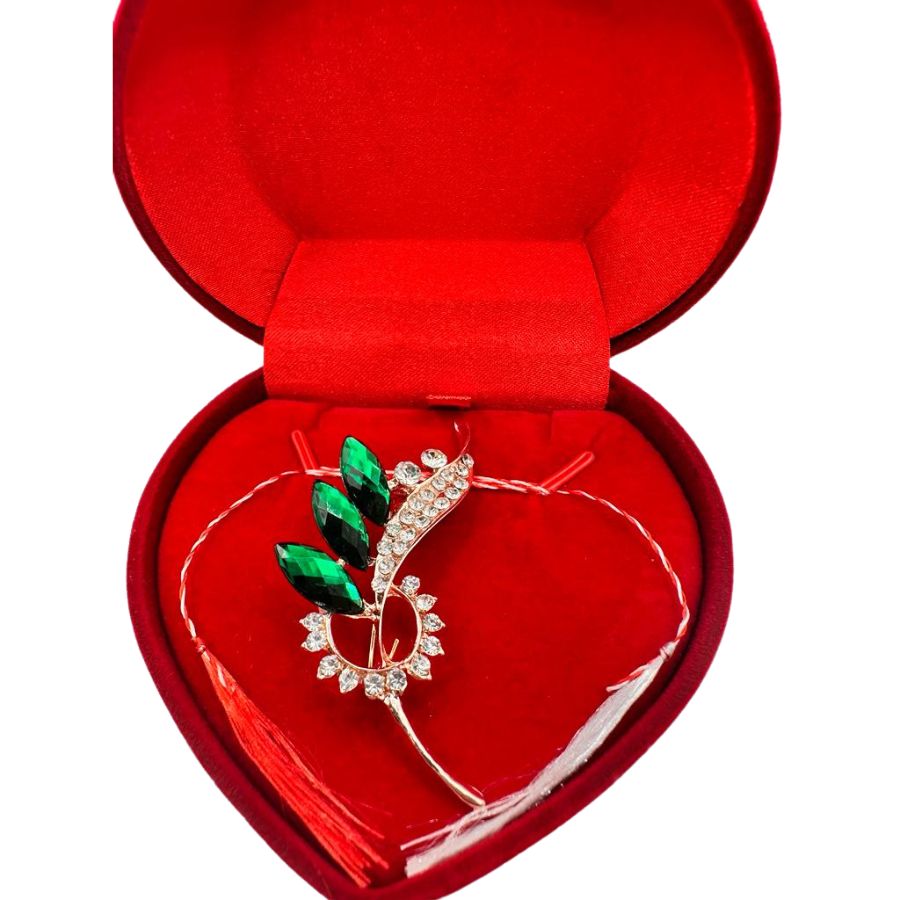 Martisor brosa in cutie rosie de catifea tip inima 8 x 8 cm model ...