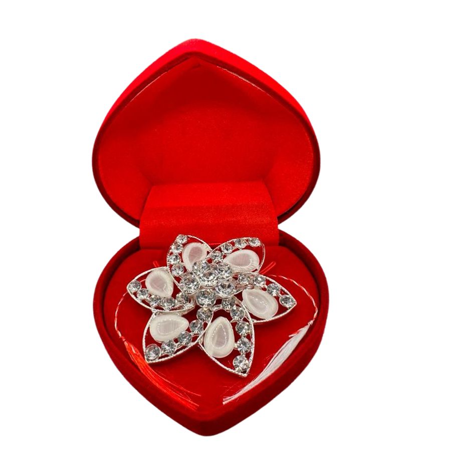 Martisor brosa in cutie rosie de catifea tip inima 8 x 8 cm model ...