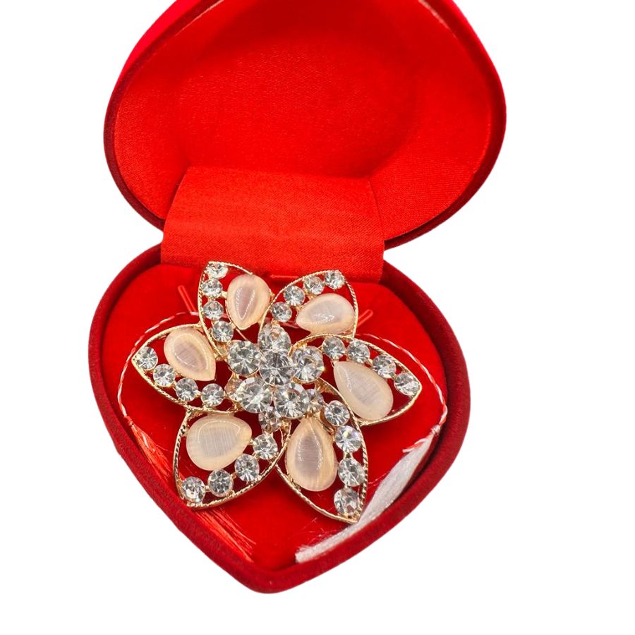 Martisor brosa in cutie rosie de catifea tip inima 8 x 8 cm model ...