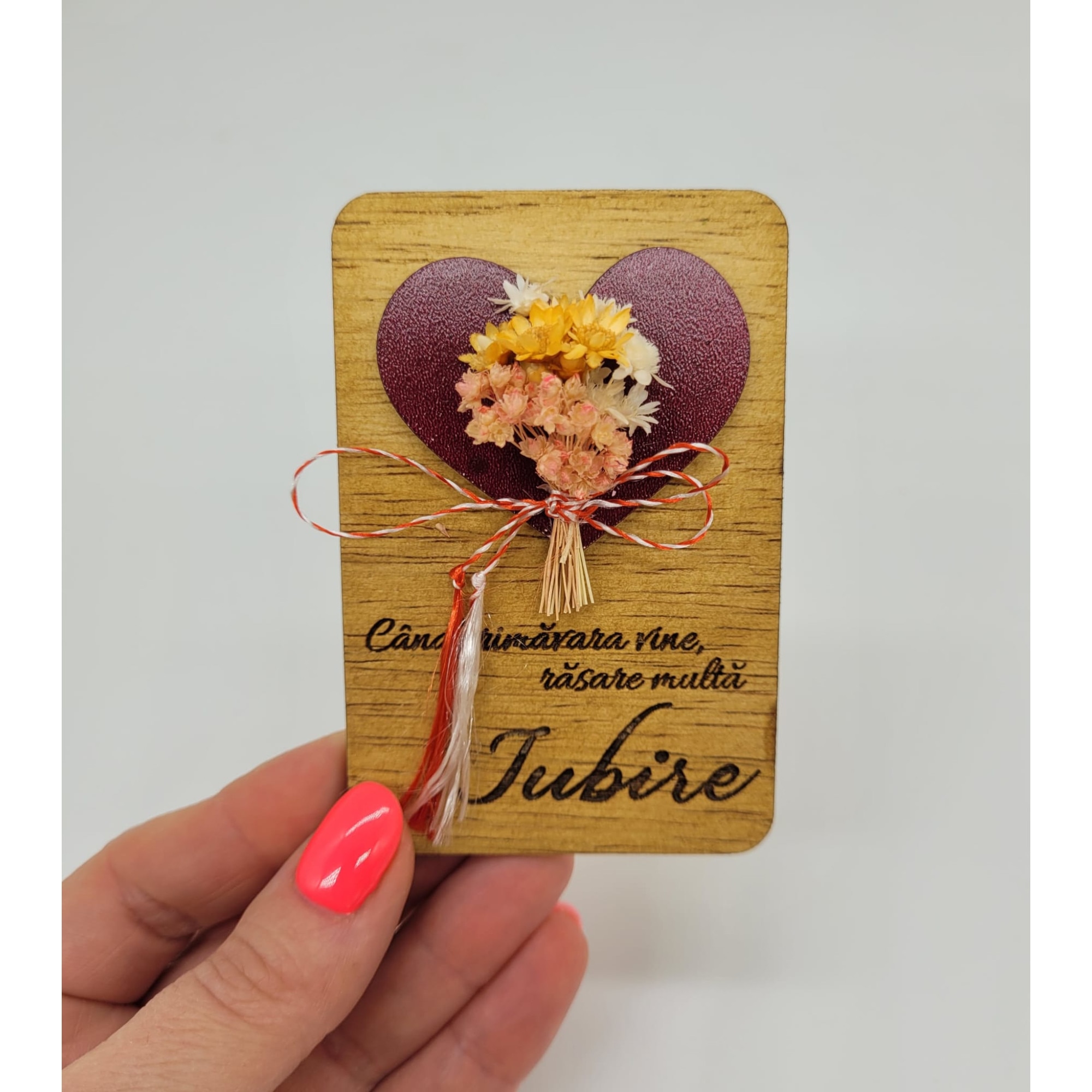 Martisor cu magnet IUBIRE, cu mesaj si flori uscate, 9x6cm - eMAG.ro