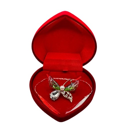 Martisor brosa in cutie rosie de catifea tip inima 8 x 8 cm model ...